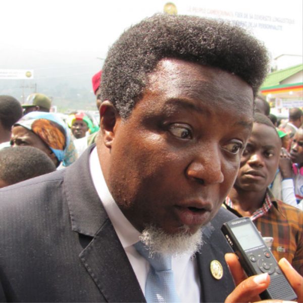 Eric CHINJE sur le plateau de Dipita TONGO: le journaliste a passé le ...